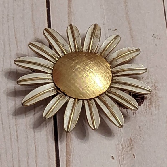 Avon | Jewelry | Avon Daisy Flower Pin With Compartment | Poshmark